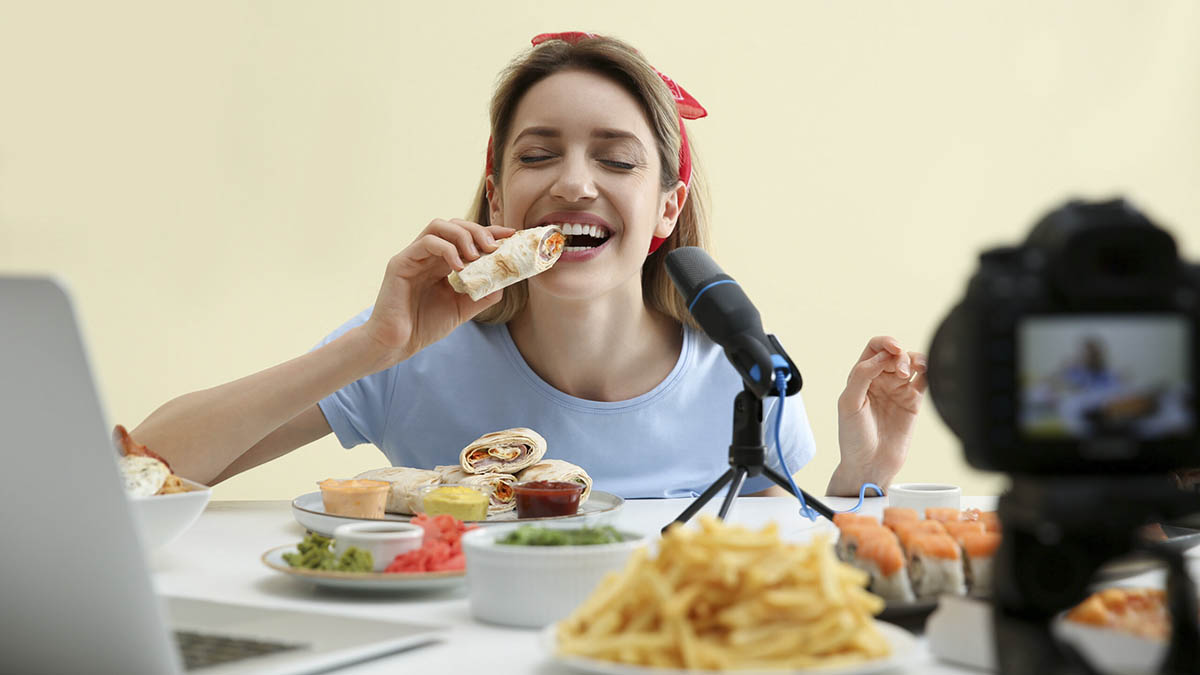 Mukbang nghĩa là gì? Tại sao nhiều người thích xem Mukbang?